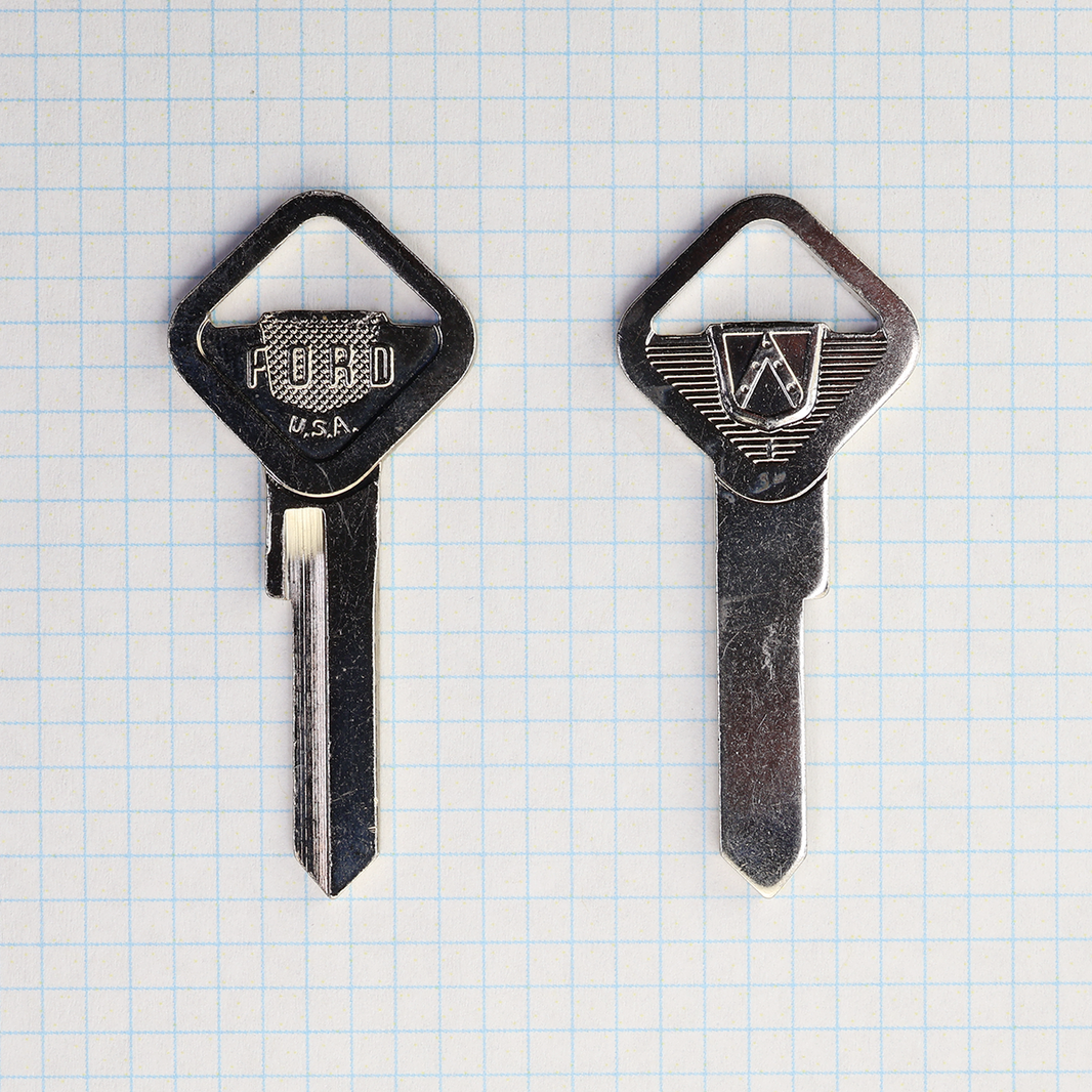 Antique Auto – Blue Dog Keys